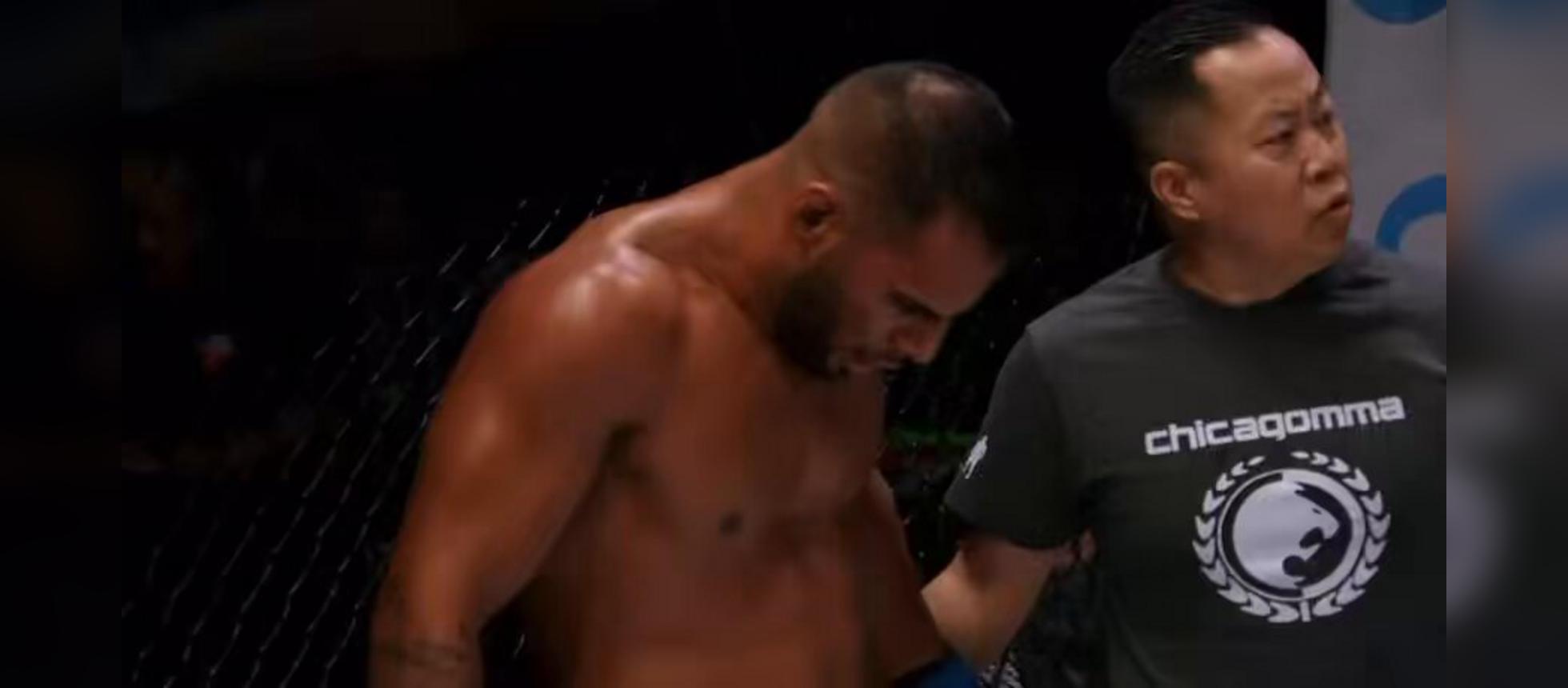 (Video) MMA star vomits in cage